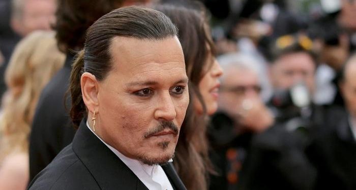 Johnny Depp Surprises Children at Hospital in Spain Dressed as Captain ...